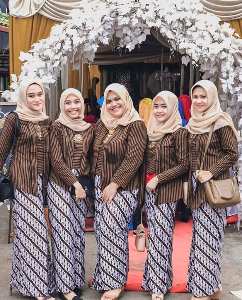 √ 50+ Model Kebaya Kutu Baru Modern Brokat Terbaru 2020