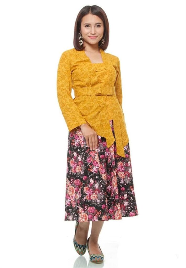 √ 50+ Model Kebaya Kutu Baru Modern Brokat Terbaru 2020