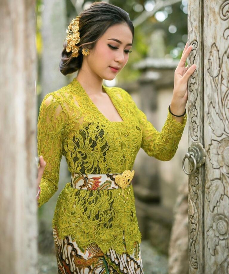 √ 45+ Model Kebaya Bali Modern Brokat Modifikasi Anti Norak!