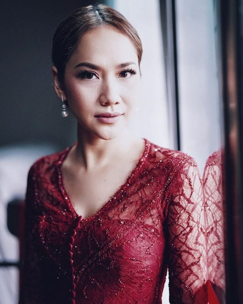 √ 30+ Model Kebaya Merah Maroon Inspirasi Terbaik 2020