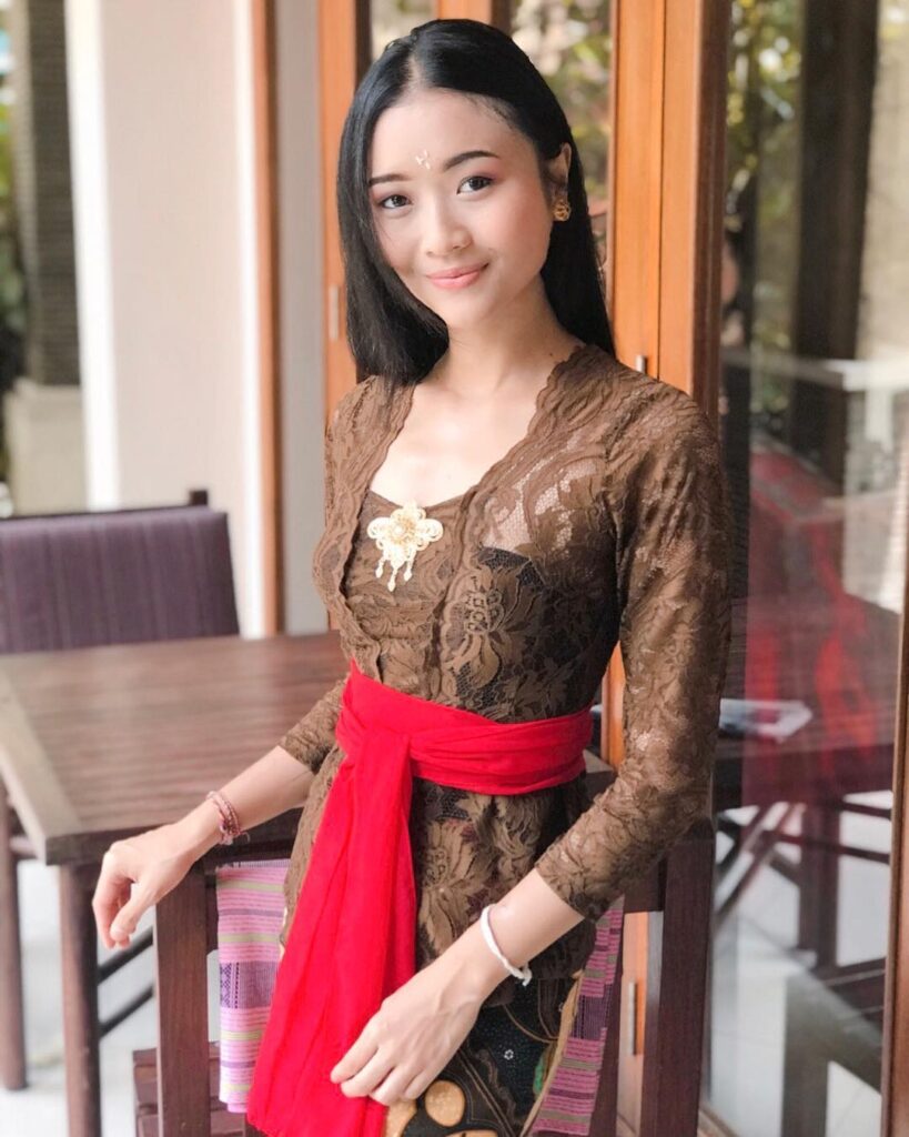 √ 45+ Model Kebaya Bali Modern Brokat Modifikasi Anti Norak!