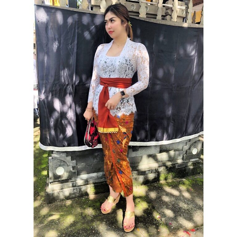 √ 45+ Model Kebaya Bali Modern Brokat Modifikasi Anti Norak!