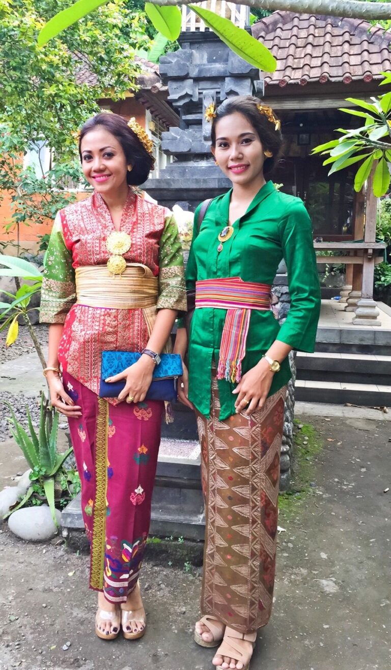 √ 45+ Model Kebaya Bali Modern Brokat Modifikasi Anti Norak!