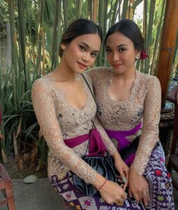 √ 45+ Model Kebaya Bali Modern Brokat Modifikasi Anti Norak!