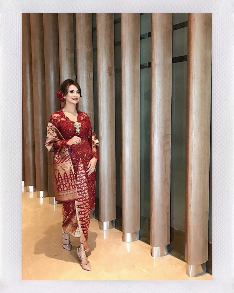 √ 30+ Model Kebaya Merah Maroon Inspirasi Terbaik 2020