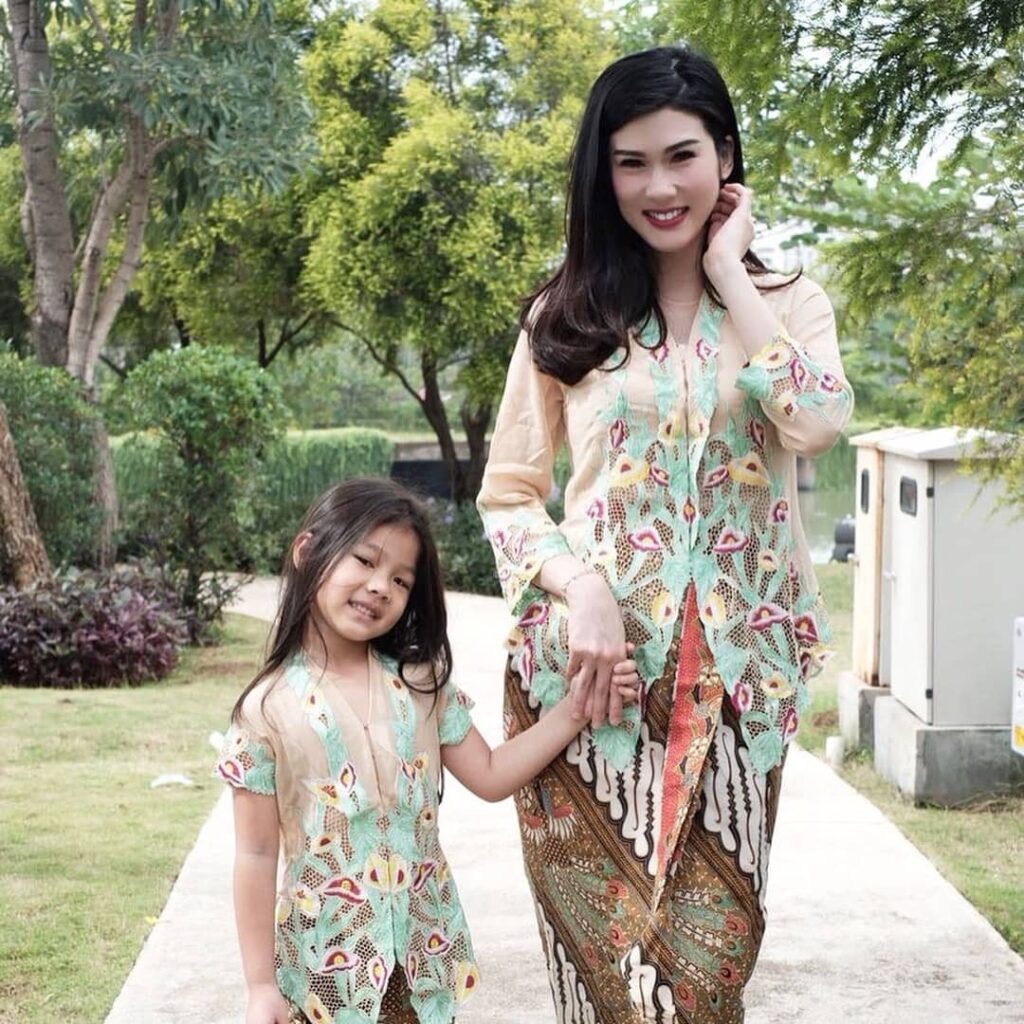 √ 60+ Model Kebaya Encim Modern, Betawi, Hijab, Terbaru 2020