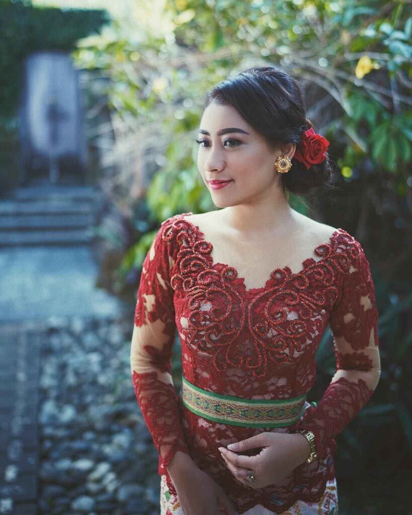 √ 45+ Model Kebaya Bali Modern Brokat Modifikasi Anti Norak!
