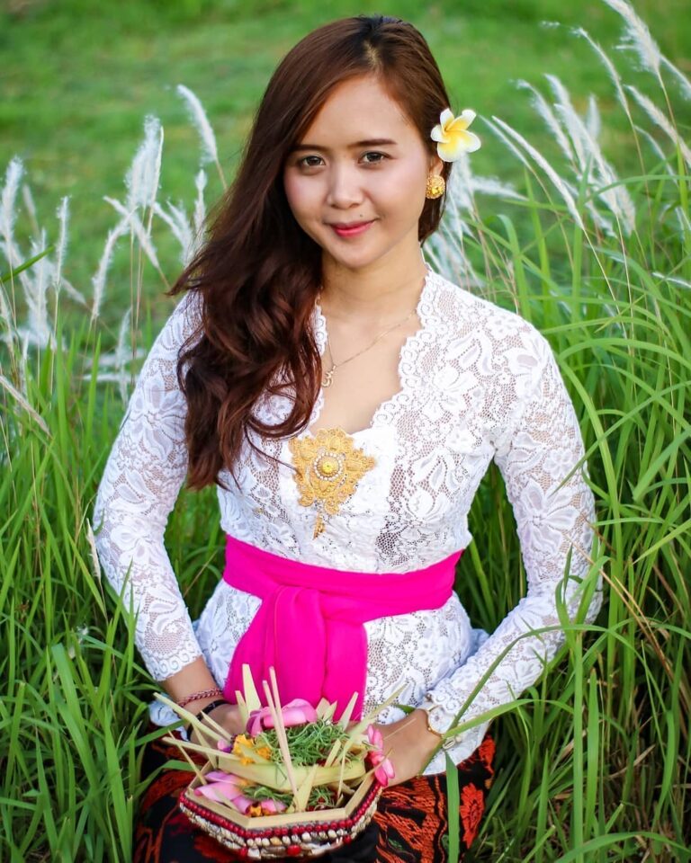 √ 45+ Model Kebaya Bali Modern Brokat Modifikasi Anti Norak!