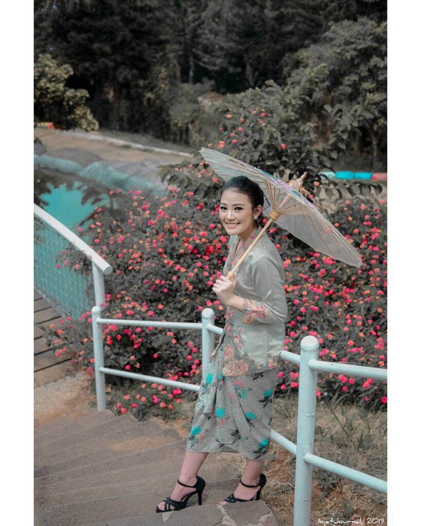 √ 60+ Model Kebaya Batik Modern Kombinasi Terbaru 2020