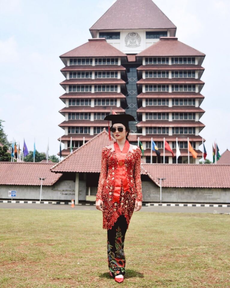 √ 60+ Model Kebaya Batik Modern Kombinasi Terbaru 2020