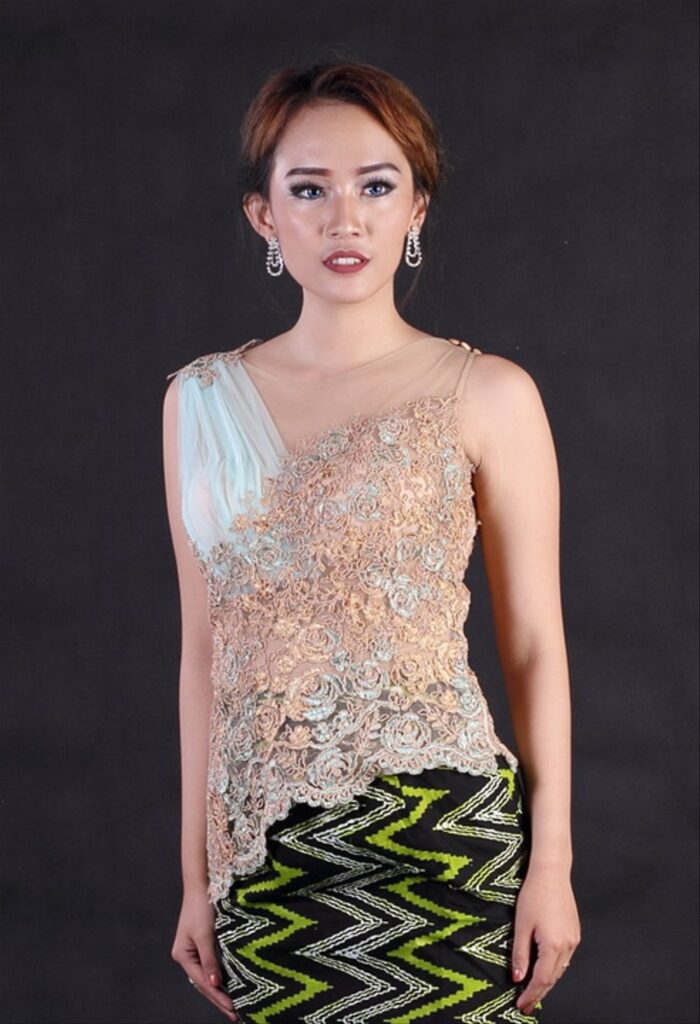 √ 60+ Model Kebaya Batik Modern Kombinasi Terbaru 2020