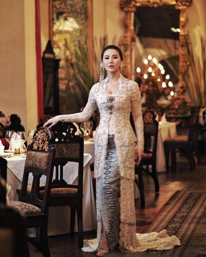 √ 45+ Model Vera Kebaya Modern, Pengantin, Wisuda Terbaru 2020