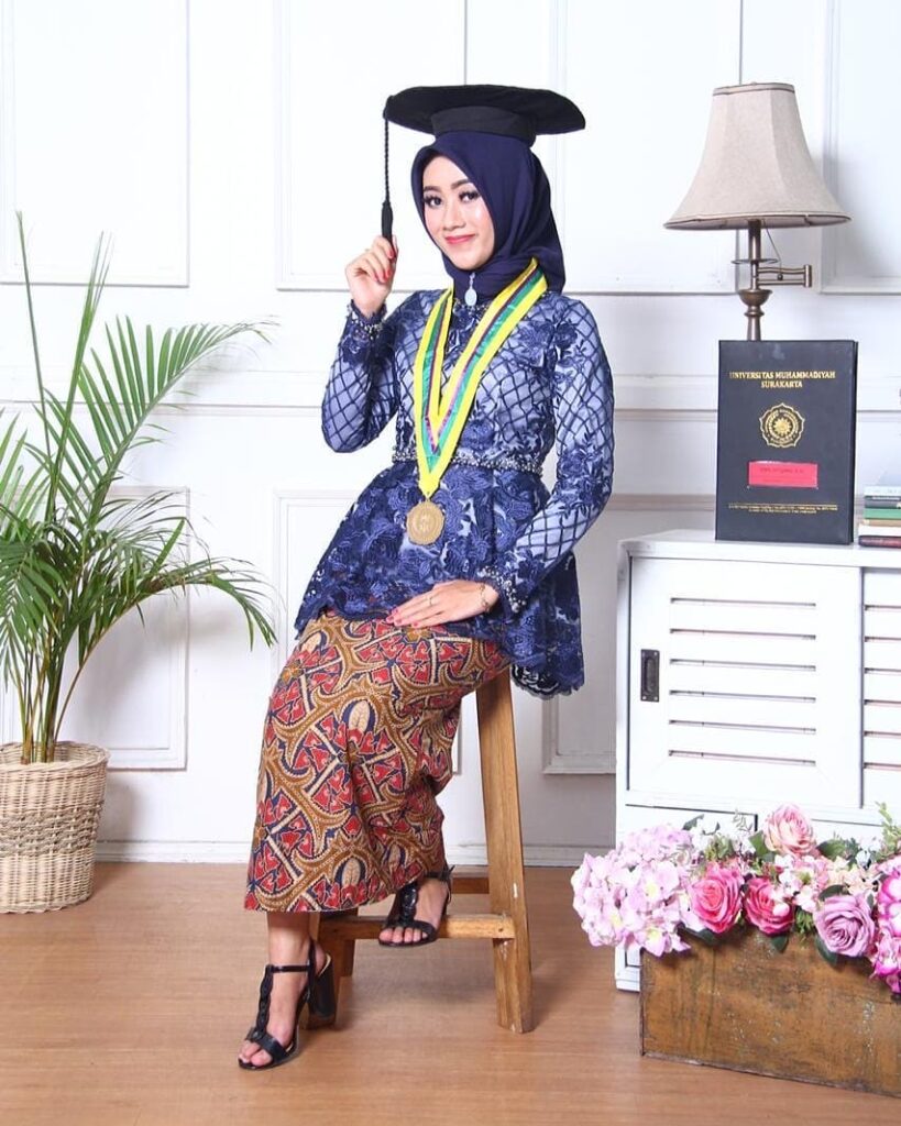 √ 60+ Model Kebaya Wisuda Modern Simple Terbaru 2020 - Bergaya