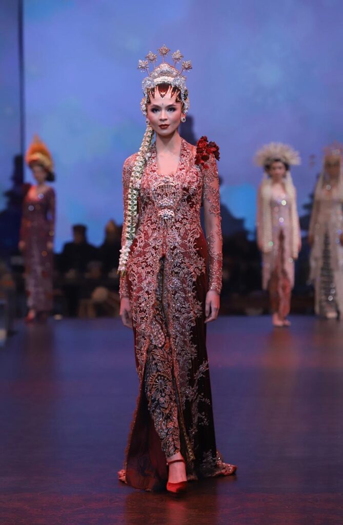 Dipadukan dengan riasan paes ageng khas Jogja, kebaya pengantin berwarna merah ini semakin ...