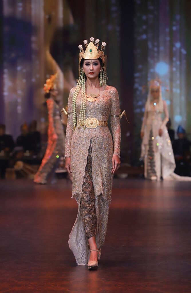 √ 45+ Model Vera Kebaya Modern, Pengantin, Wisuda Terbaru 2020