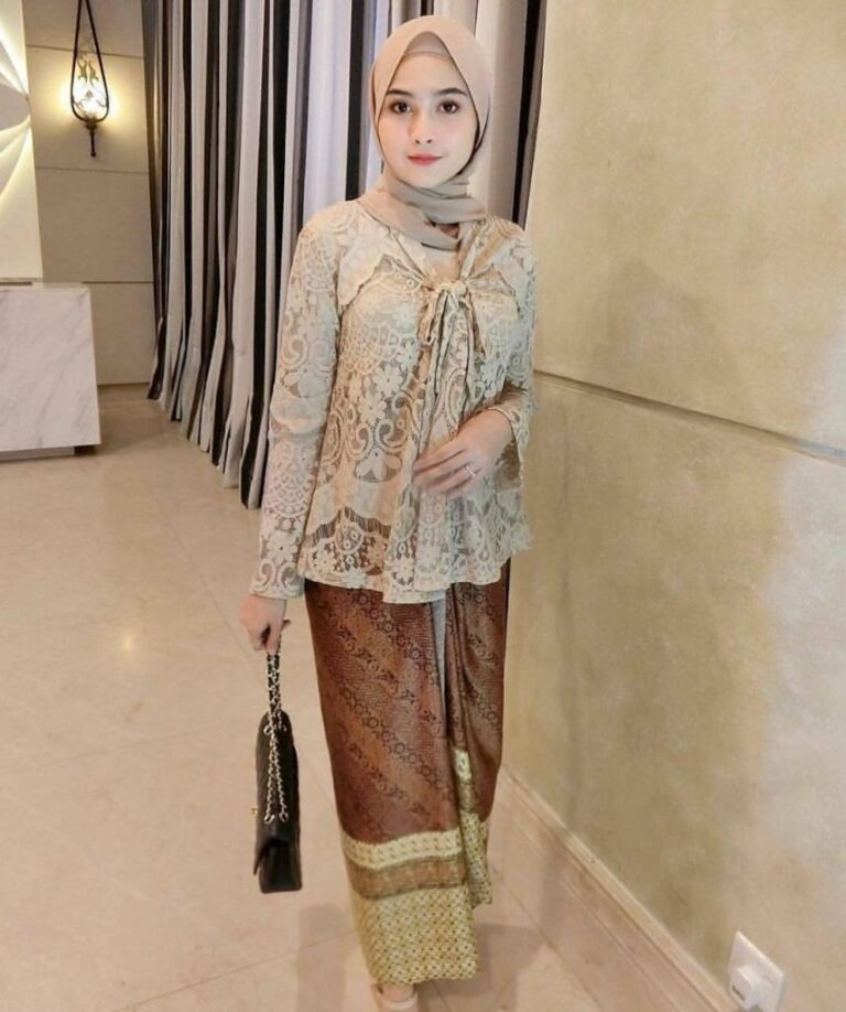 √ 60+ Model Kebaya Batik Modern Kombinasi Terbaru 2020