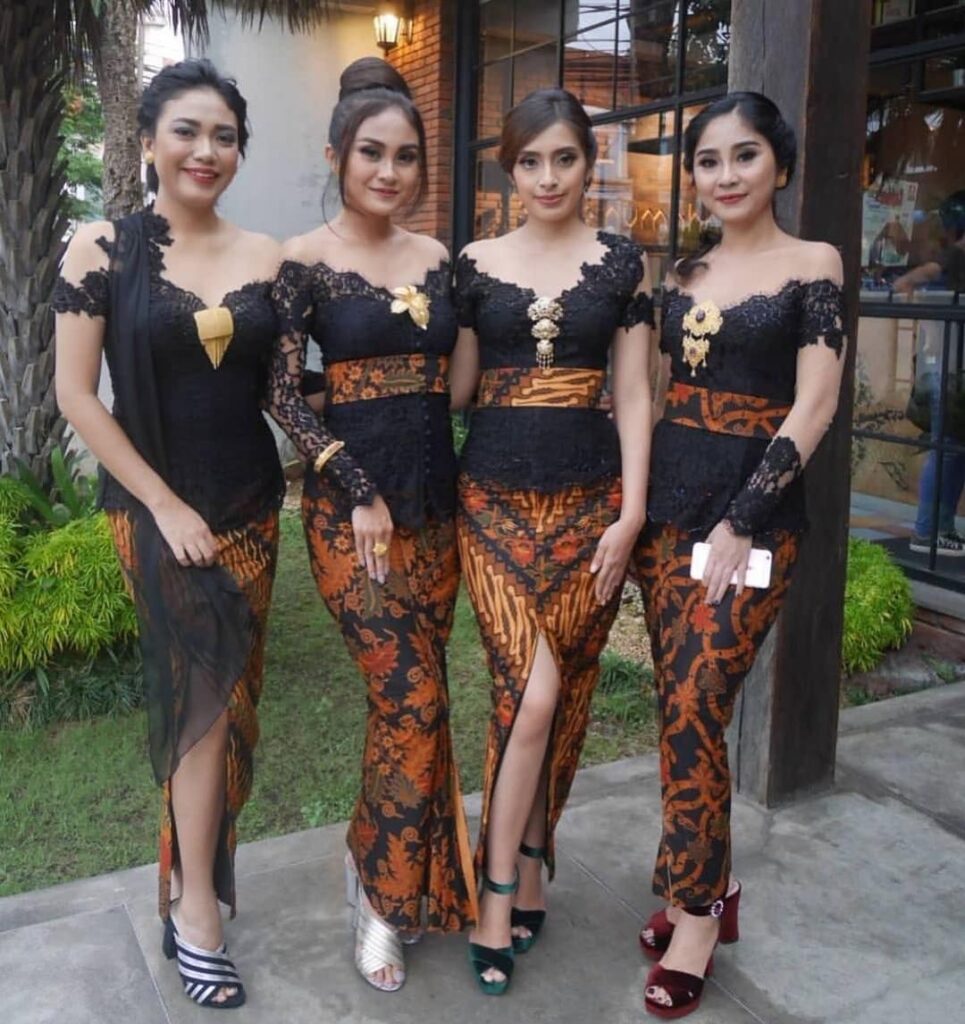 √ 60+ Model Kebaya Batik Modern Kombinasi Terbaru 2020