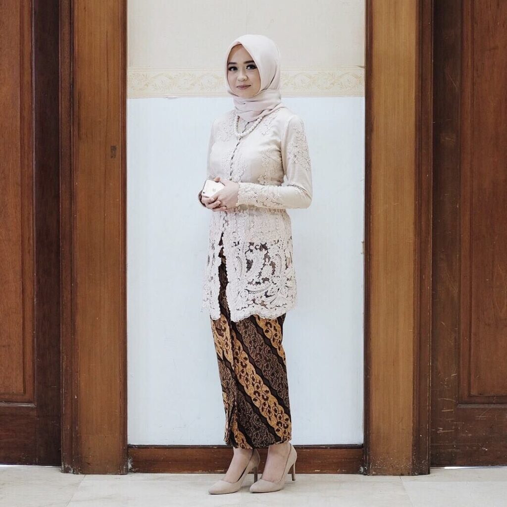 √ 60+ Model Kebaya Batik Modern Kombinasi Terbaru 2020