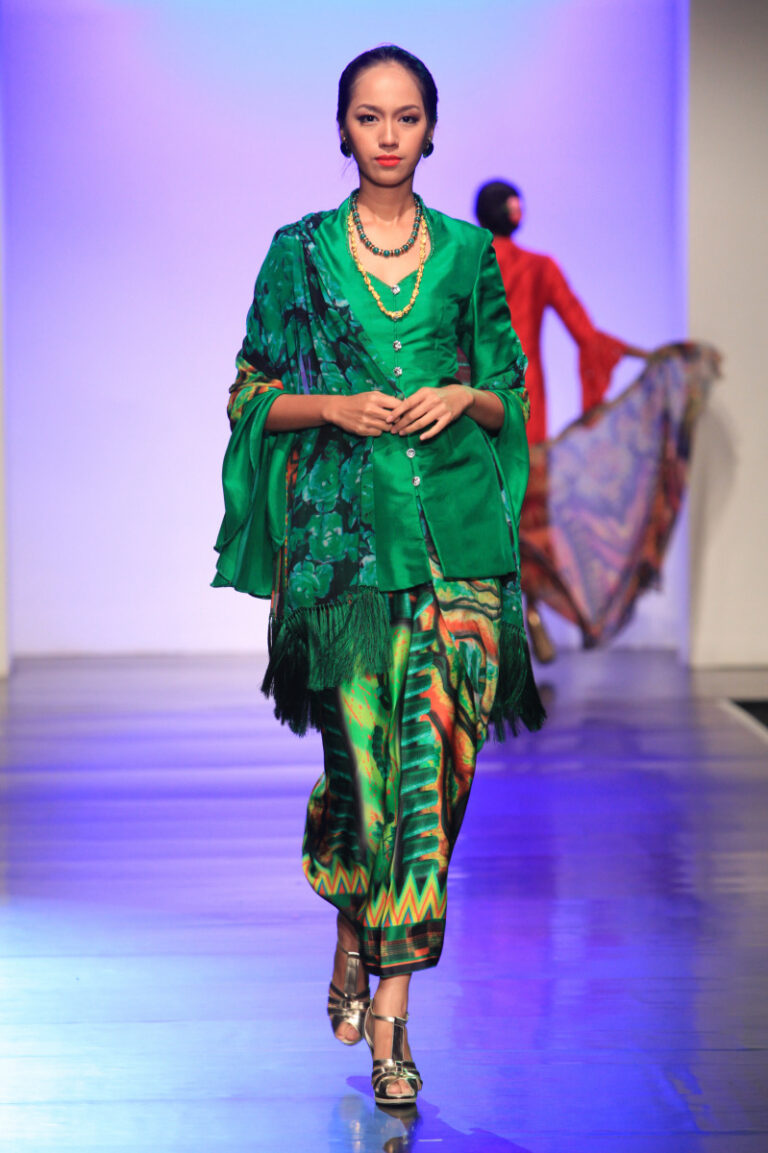 √ 60+ Model Kebaya Kartini Modern Brokat Hijab Terbaru 2020