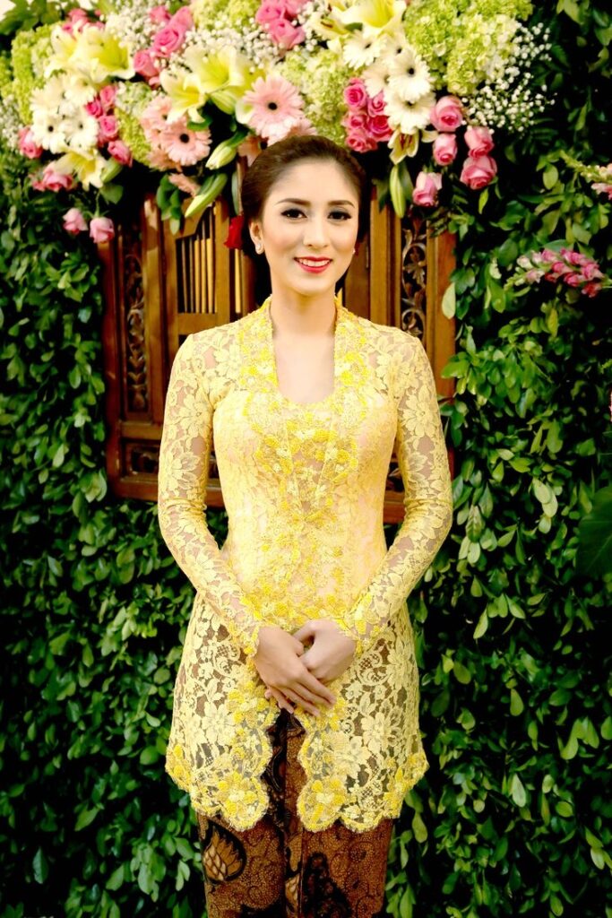 √ 60+ Model Kebaya Wisuda Modern Simple Terbaru 2020 - Bergaya