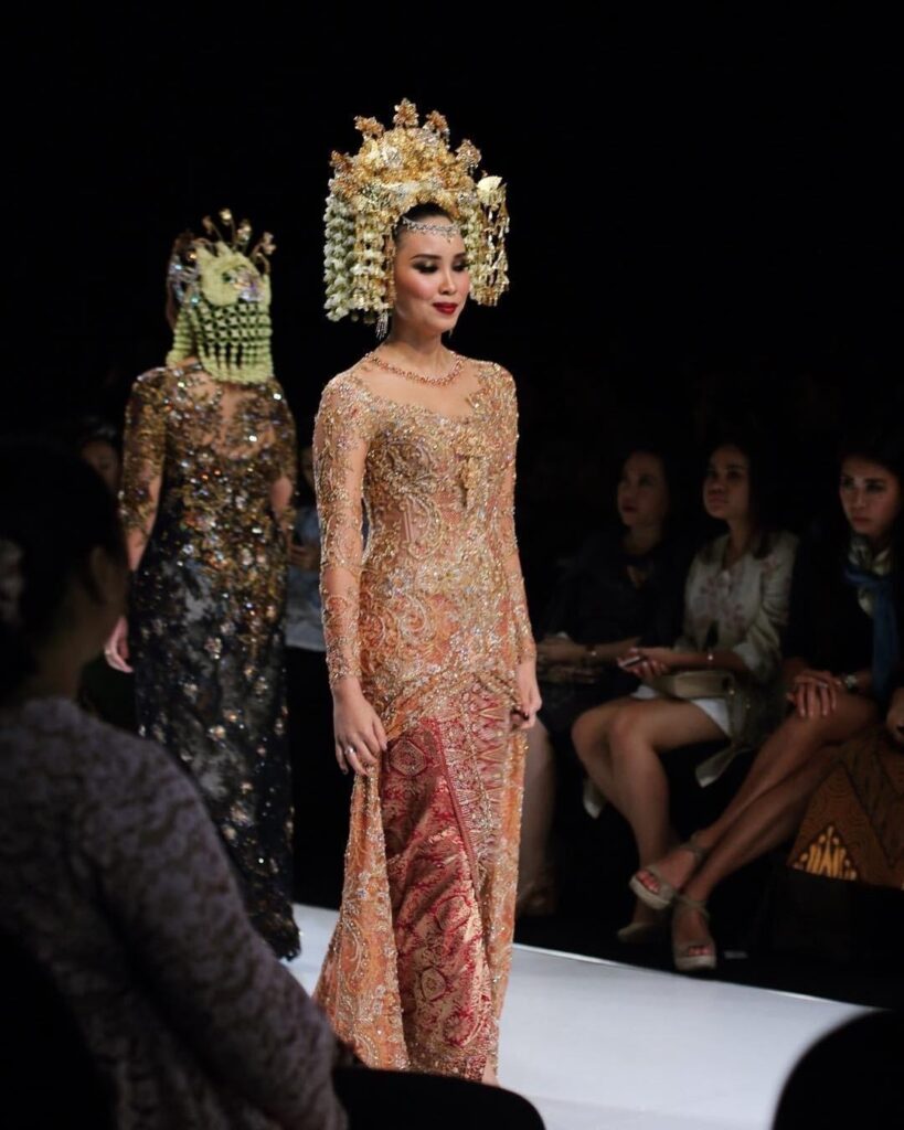 Identik dengan pernikahan khas Palembang, kebaya yang satu ini mampu memancarkan pesonamu.