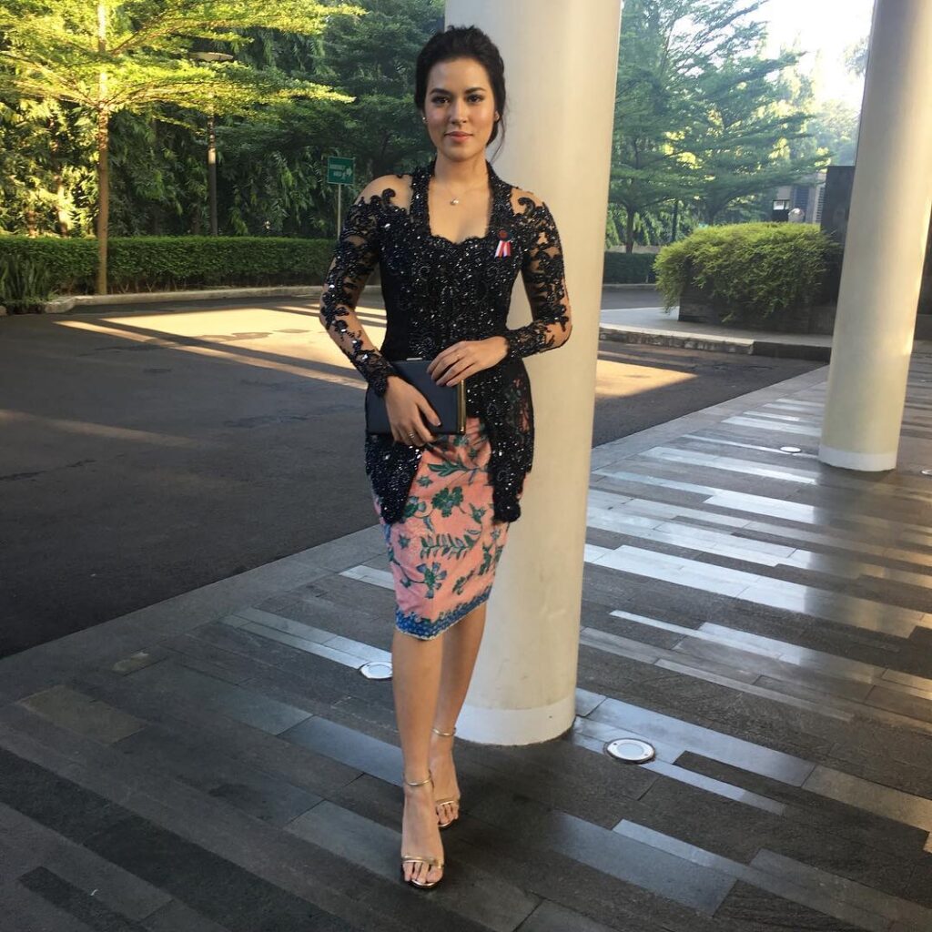 Kebaya berwarna hitam menjadi pilihan tepat untuk hari istimewa.