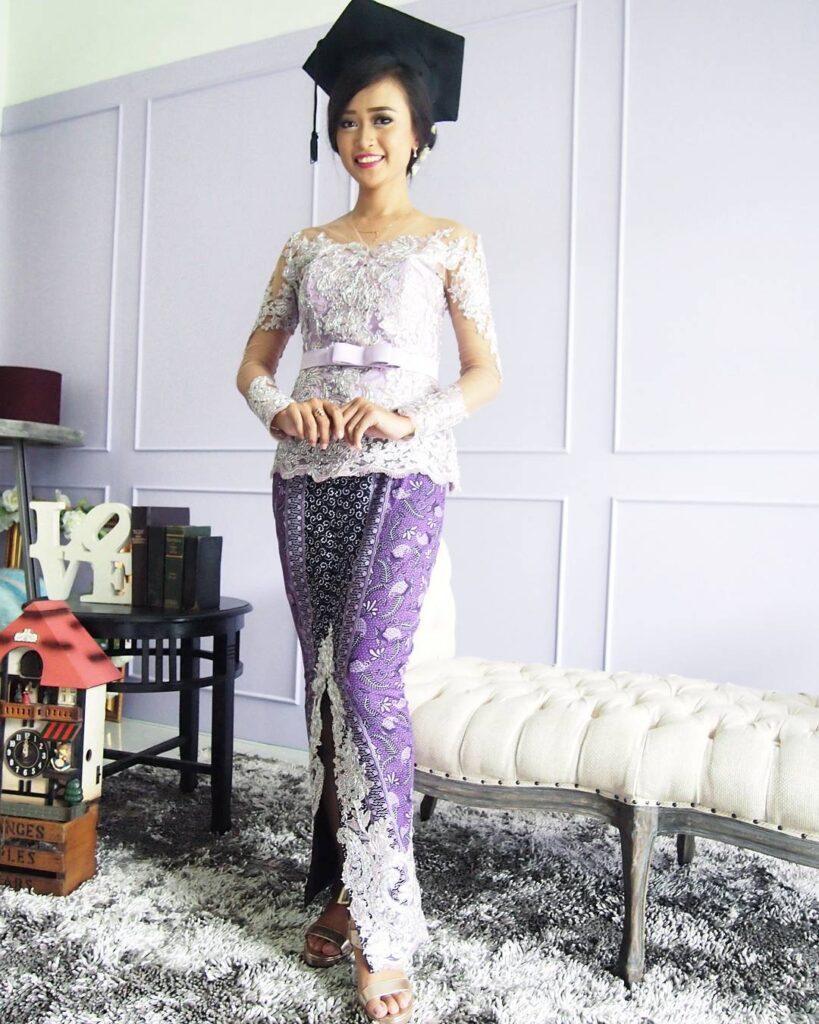 Vera kebaya wisuda modern berwarna putih ini cocok untuk kamu yang berkepribadian hangat dan ceria.