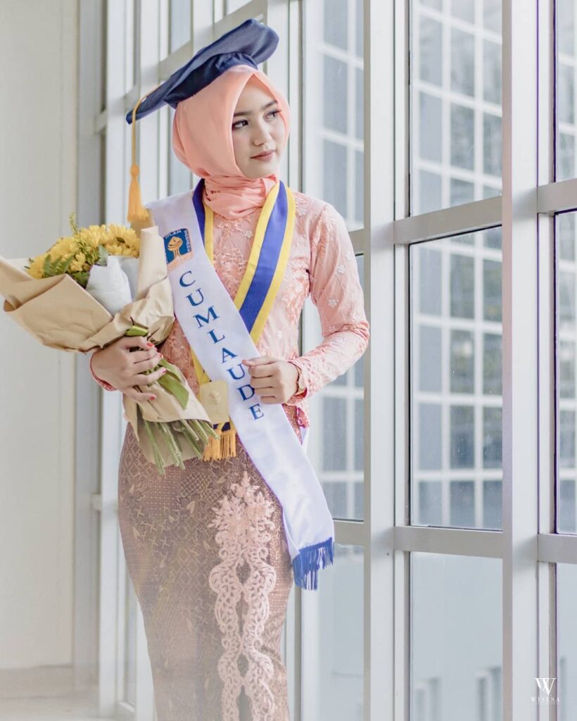 Kebaya dengan warna peach ini sempurna untuk melengkapi kebahagiaanmu.