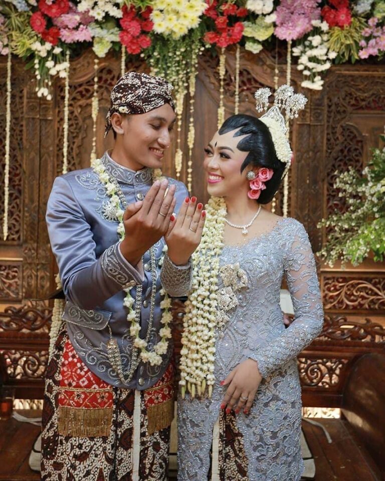 √ 30+ Model Kebaya Pengantin Modern Muslim Terbaru 2020