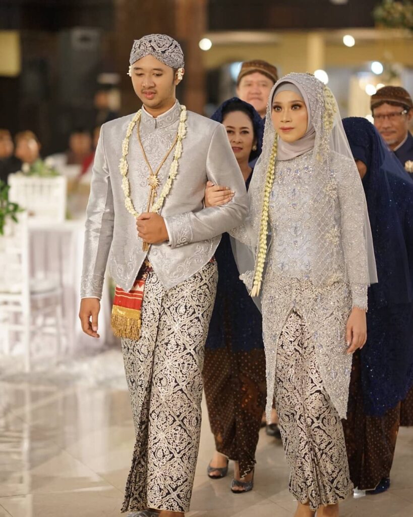 √ 30+ Model Kebaya Pengantin Modern Muslim Terbaru 2020
