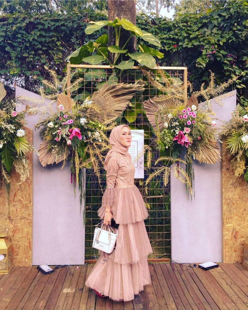 √ 60+ Model Gamis Pesta Mewah, Brokat, Modern Terbaru 2020