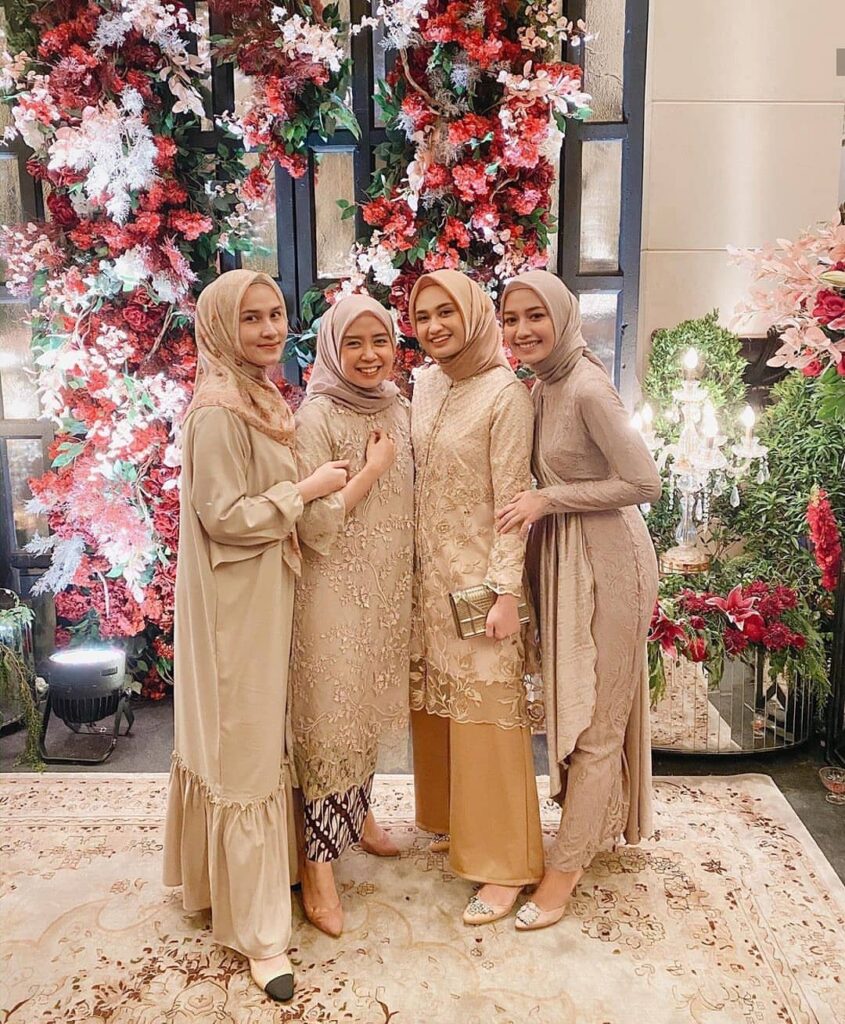 √ 60+ Model Gamis Pesta Mewah, Brokat, Modern Terbaru 2020