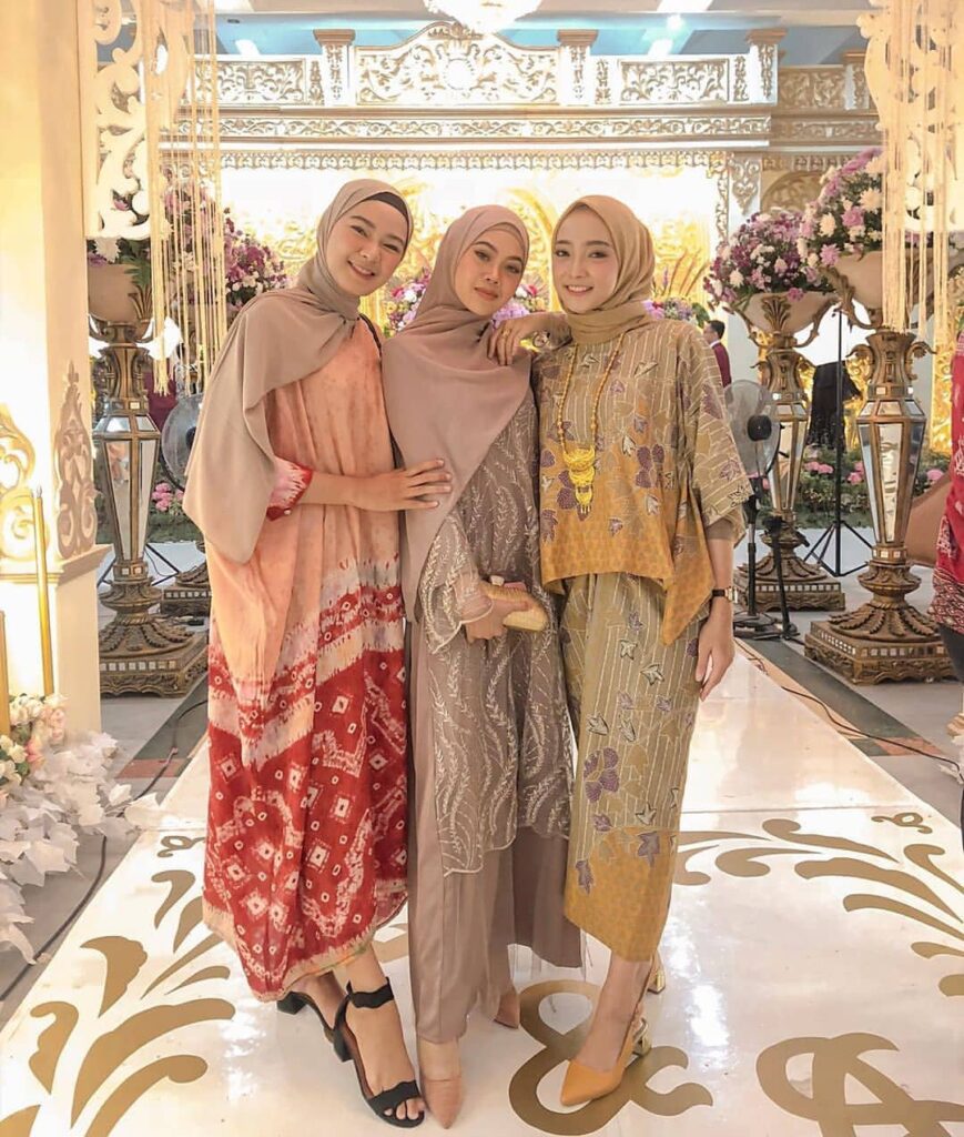 Belakangan ini, model gamis untuk pesta sangat bermacam-macam.