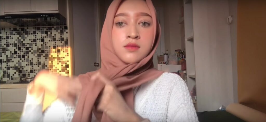 √ 10 Tutorial Hijab Segi Empat Simple Tapi Tetap Modis
