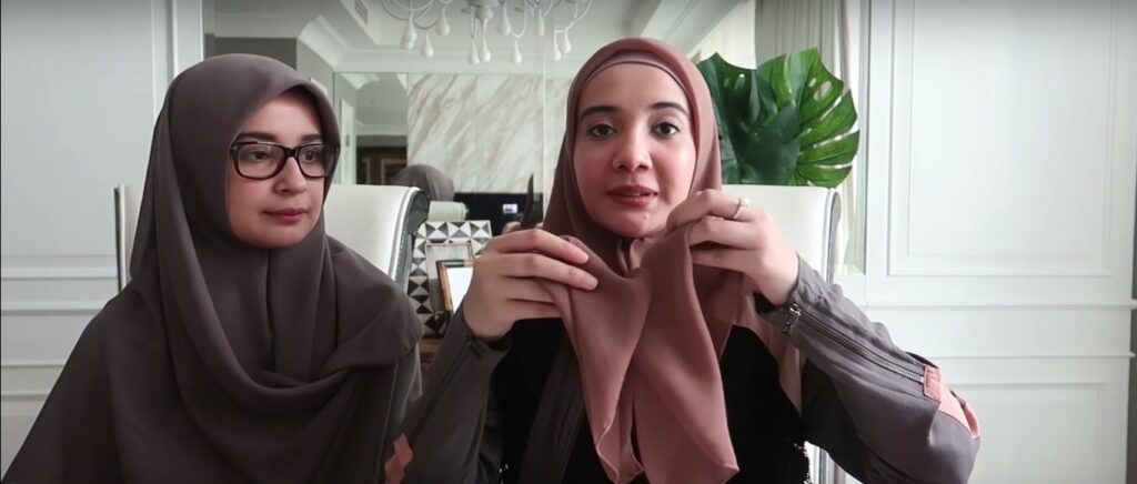 √ 10 Tutorial Hijab Segi Empat Simple Tapi Tetap Modis