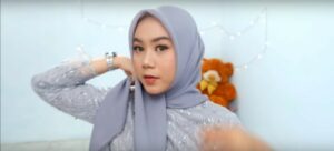 √ 10 Tutorial Hijab Segi Empat Simple Tapi Tetap Modis