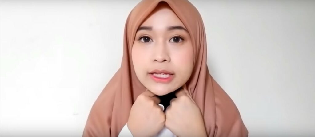 √ 10 Tutorial Hijab Segi Empat Simple Tapi Tetap Modis