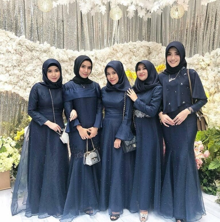 Taburan manik mutiara membuat dress bridesmaid ini sangat mempesona. Tambahan kain tulle sebagai ...