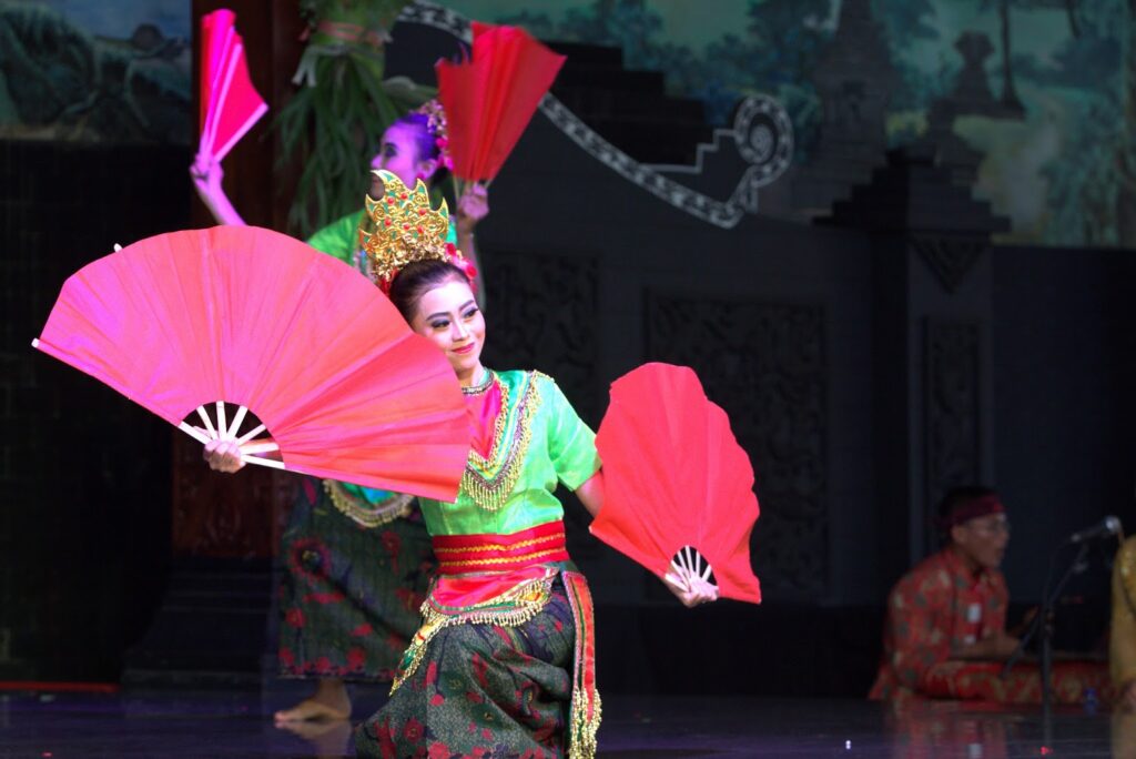 Mengenal Tari Kipas Pakarena khas Gowa Sulawesi Selatan