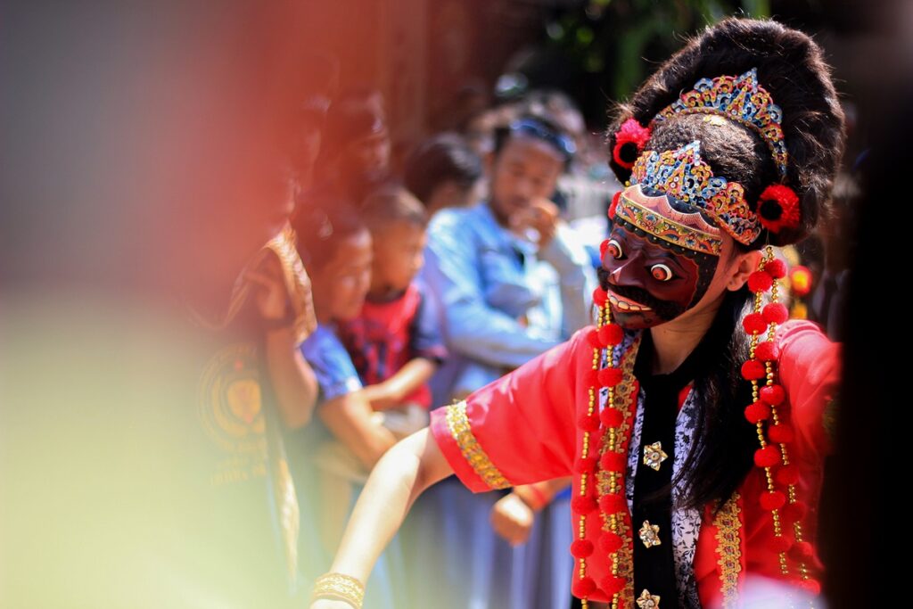 5 Jenis Tari Topeng Cirebon | Disertai Sejarah, Filosofi, dan Gerakannya